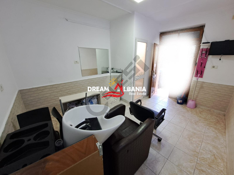 DYQAN ME QERA NE RRUGEN ASIM VOKSHI, PERBALLE HARR... rif. 1052629 ...